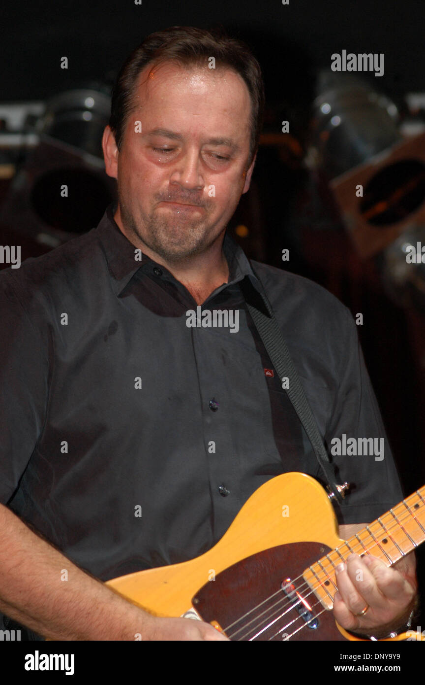 The smithereens live hi-res stock photography and images - Alamy