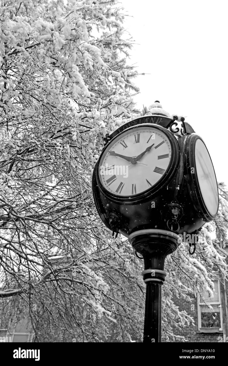 Village clock hi-res stock photography and images - Alamy