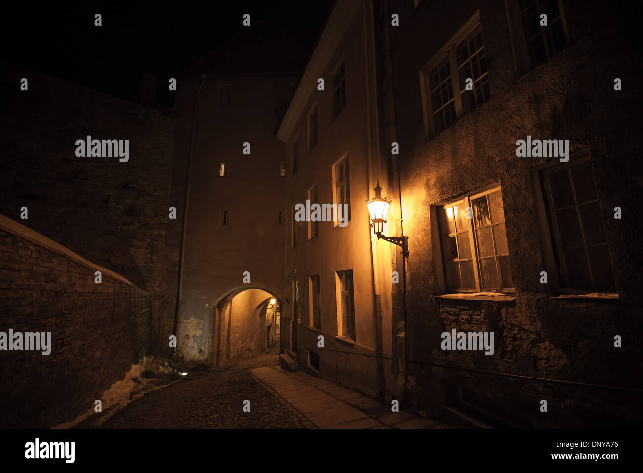 Dark street with street light hi-res stock photography and images - Alamy