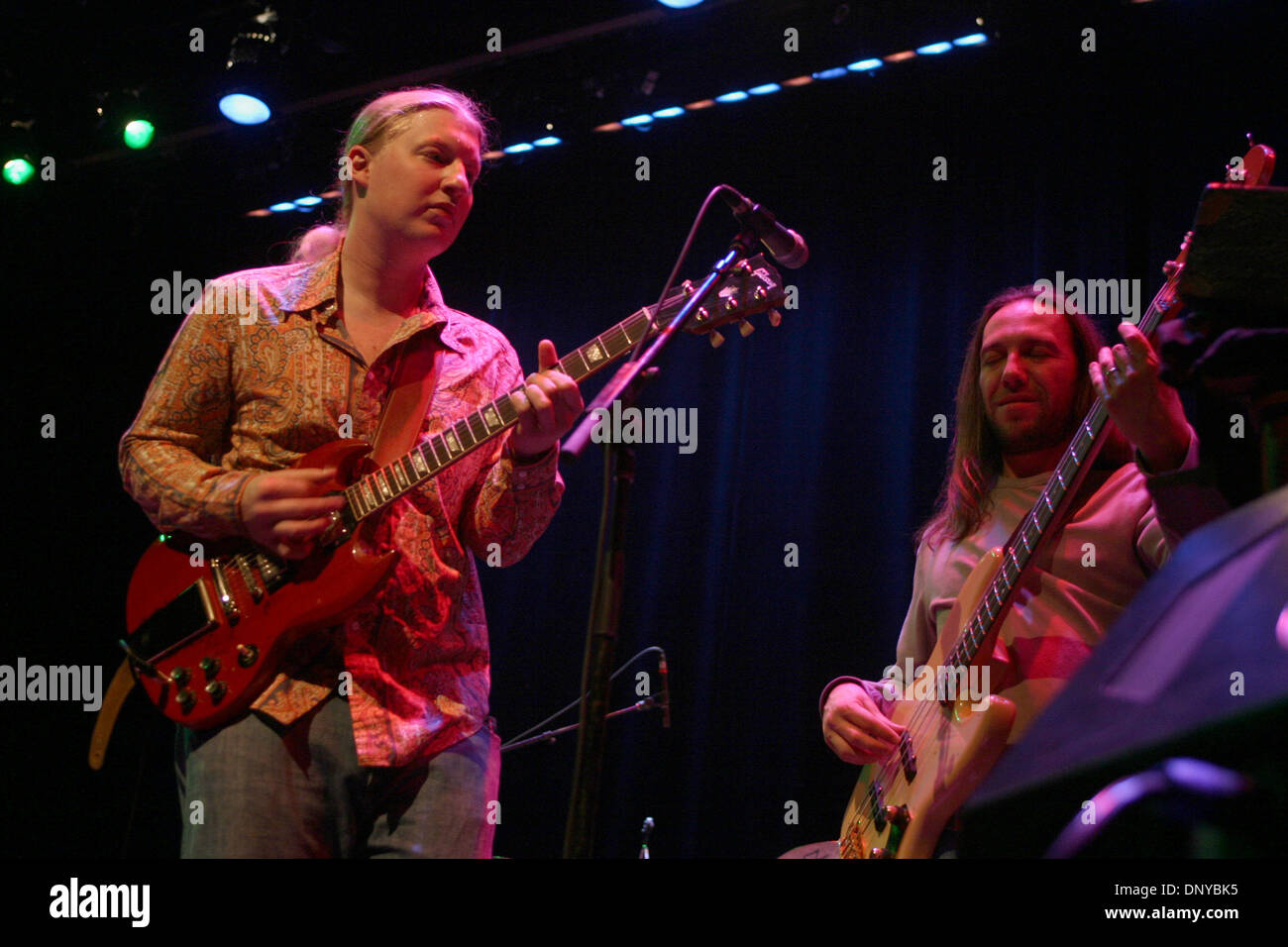 Derek trucks performing hi-res stock photography and images - Alamy