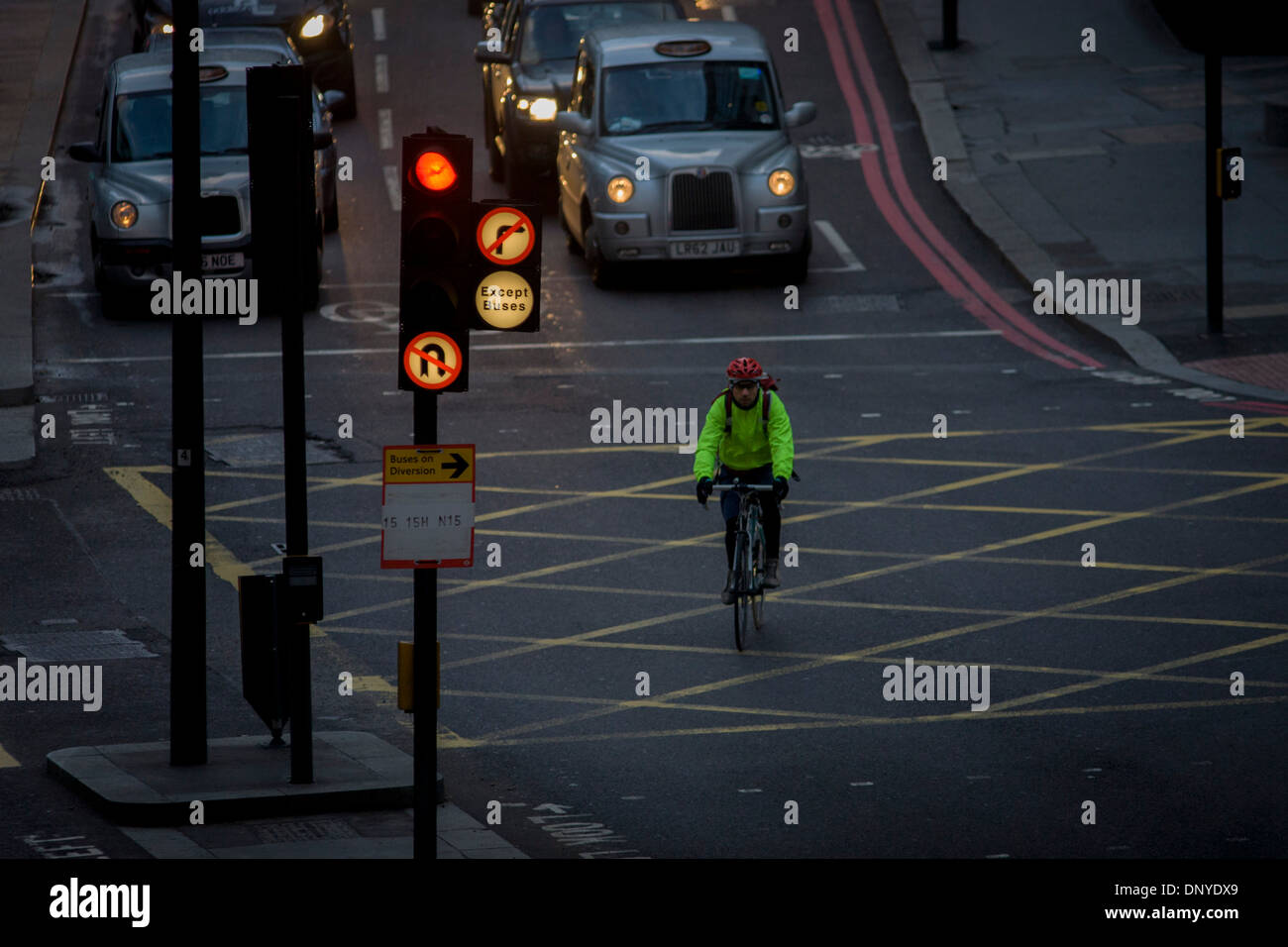 Cyclist red light hi-res stock photography and images - Alamy