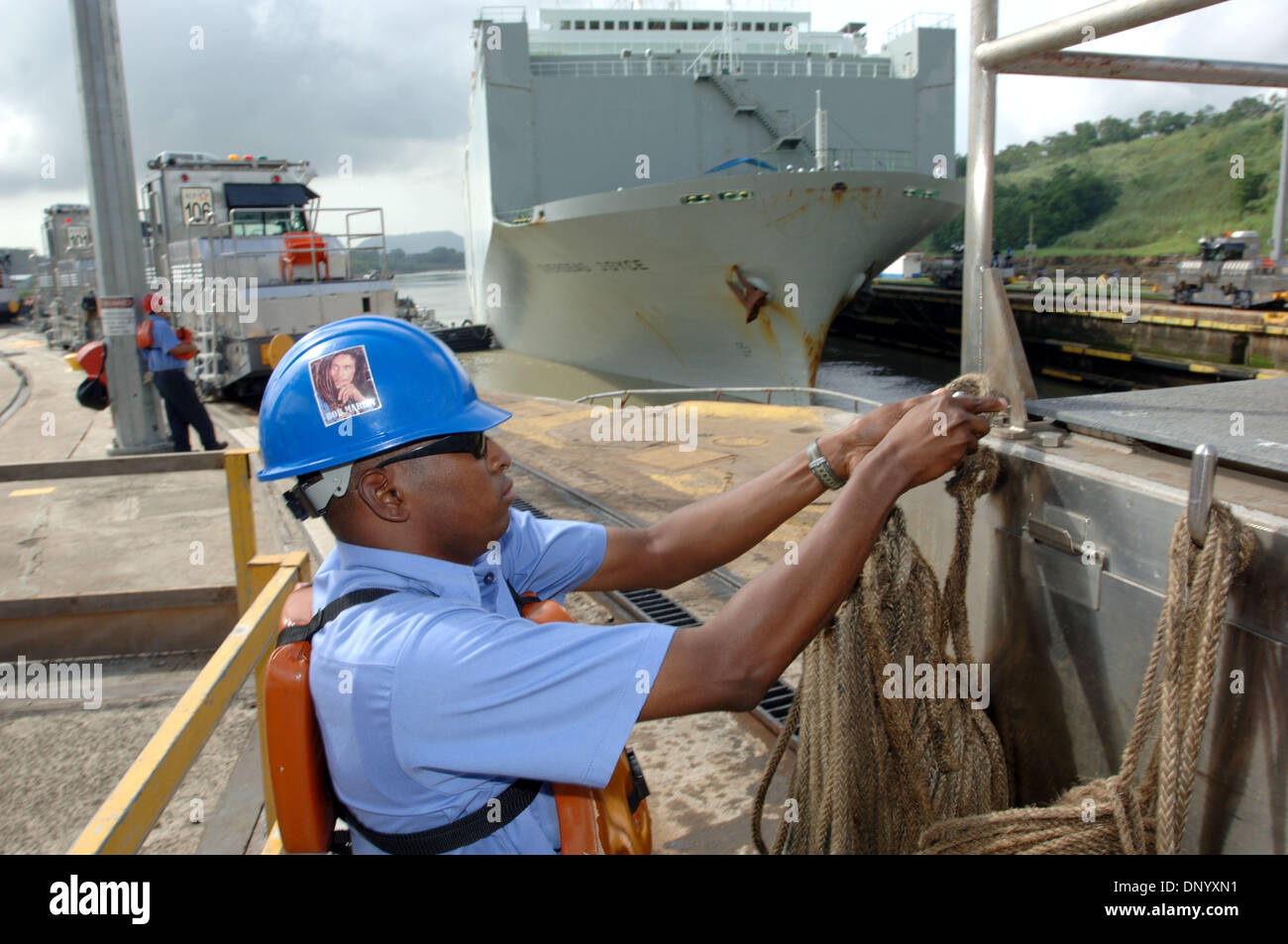 Ships passing through panama canal hi-res stock photography and images ...
