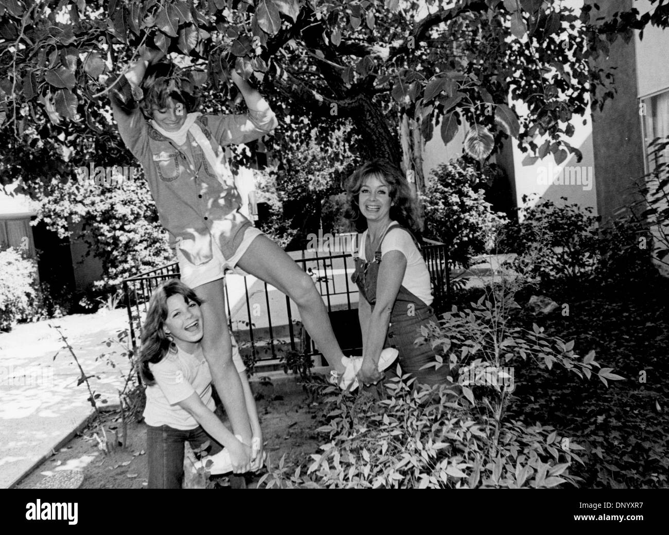 Jan. 23, 2006 - LEIF GARRETT WITH MOTHER CAROLINE STELLAR AND SISTER ...