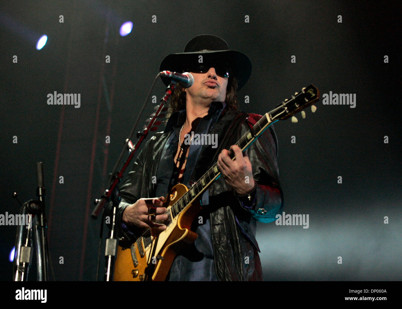 Mar 3, 2006; Los Angeles, California, USA; Guitarist RICHIE SAMBORA as ...