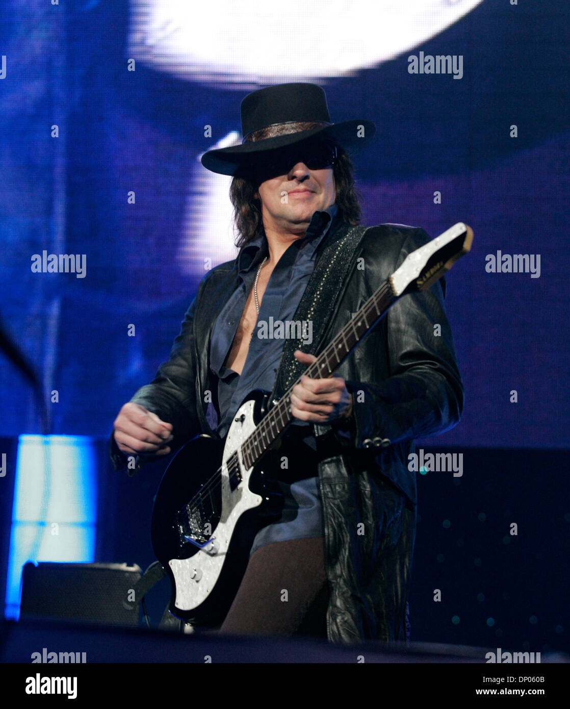 Mar 3, 2006; Los Angeles, California, USA; Guitarist RICHIE SAMBORA as ...