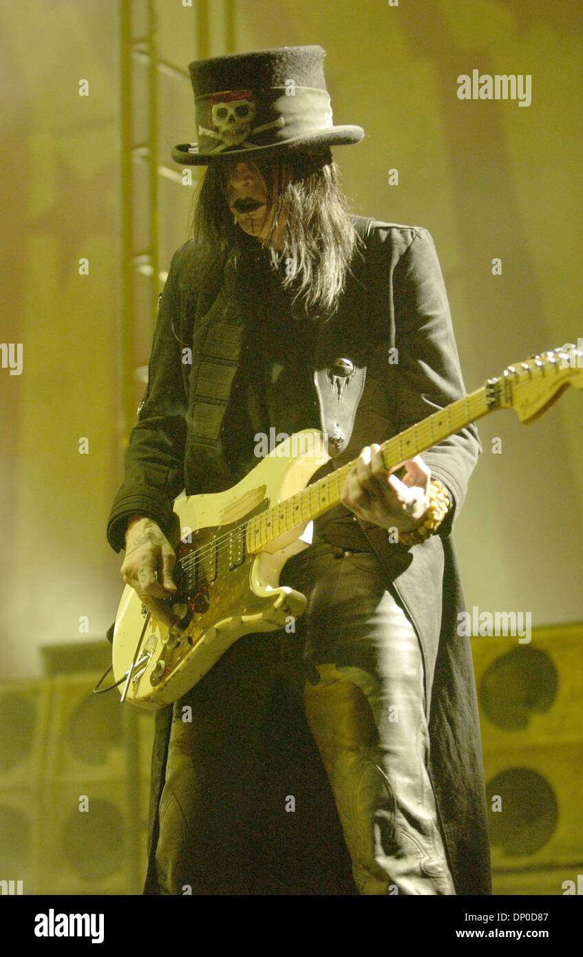 Mick mars guitarist motley crue hi-res stock photography and images - Alamy
