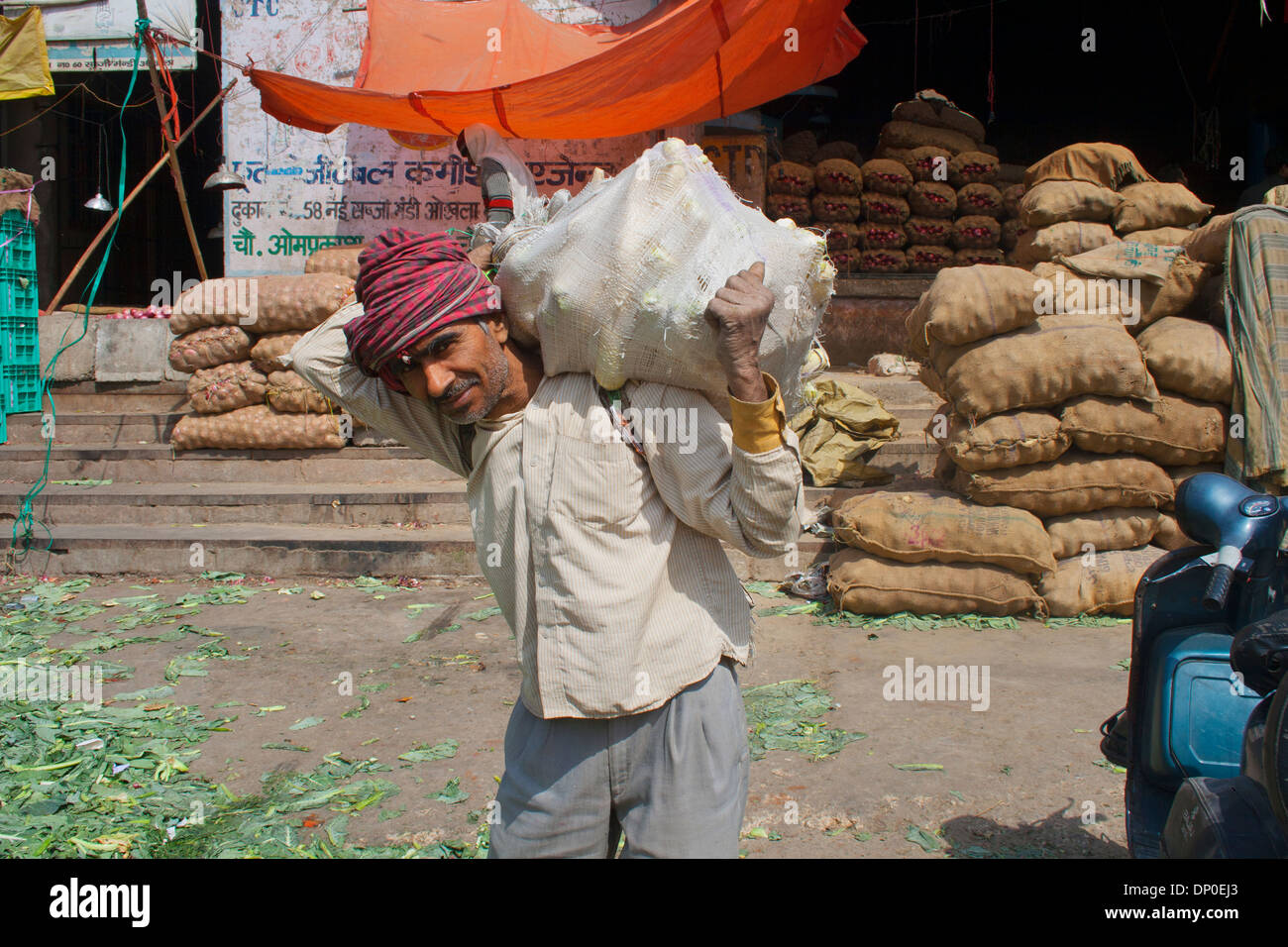 India man carrying goods hi-res stock photography and images - Alamy