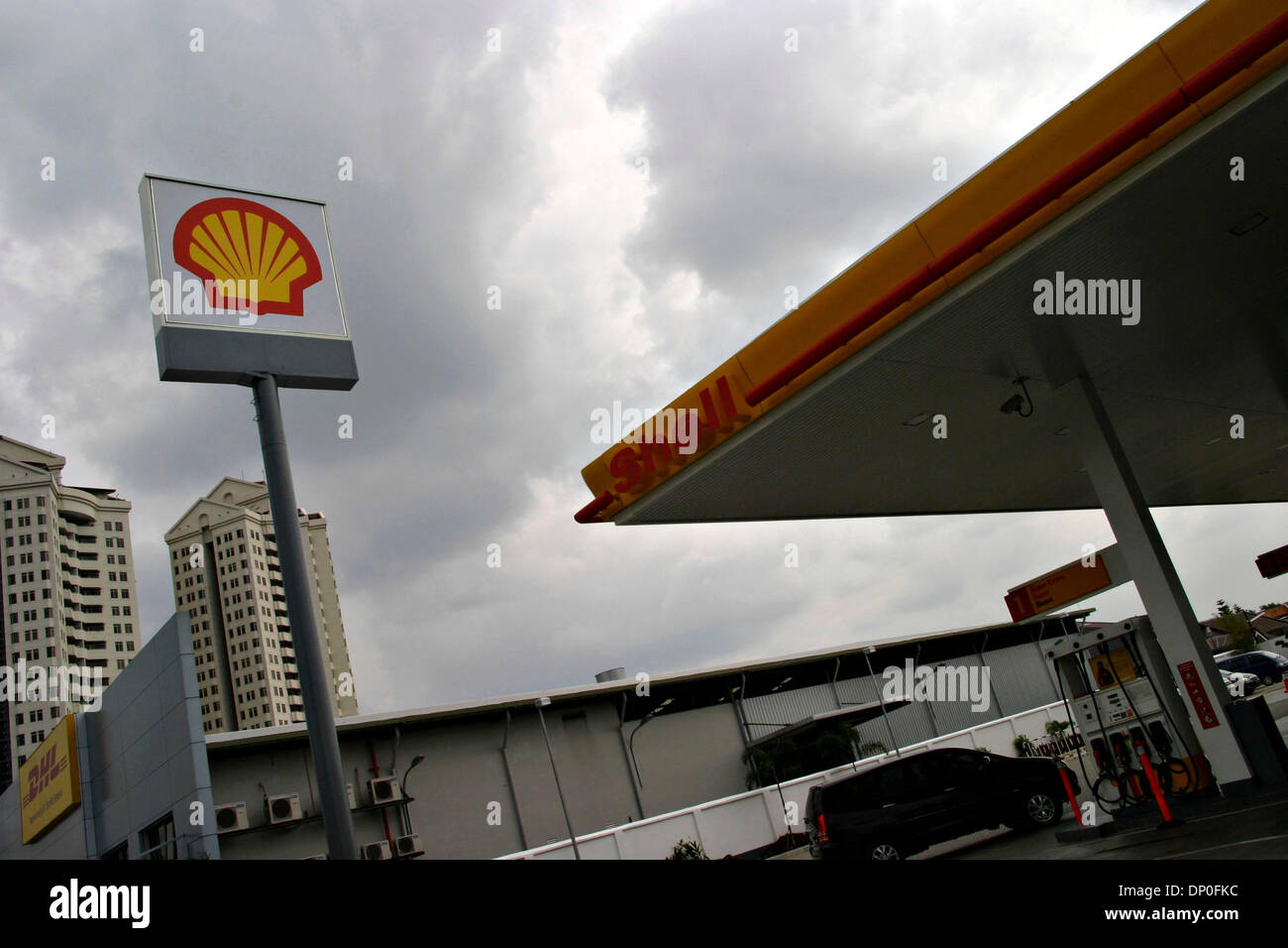 Mar 17, 2006; Jakarta, INDONESIA; The atmosphere of ShellÕs petrol ...