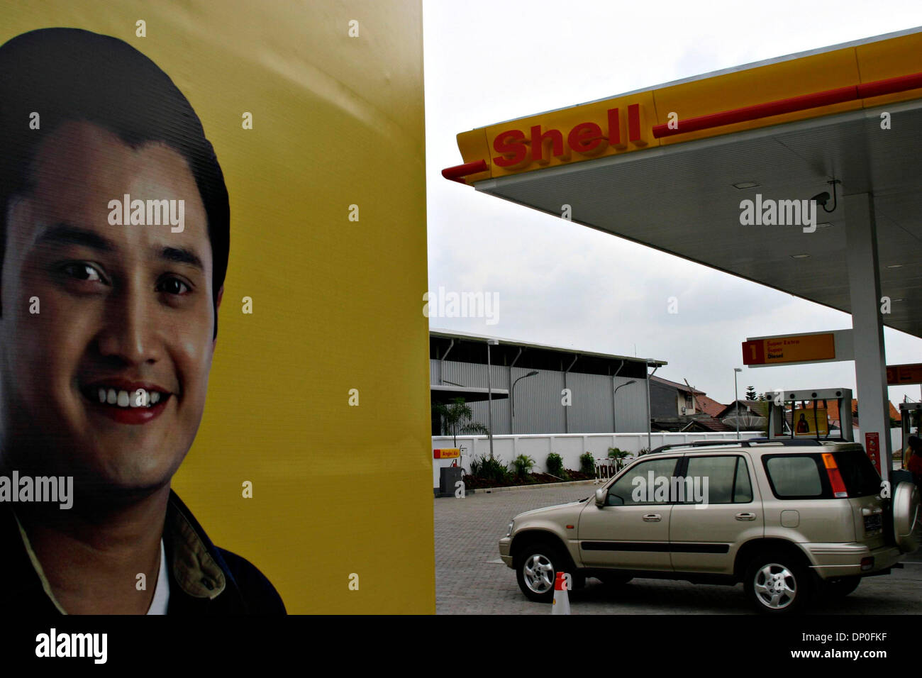 Mar 17, 2006; Jakarta, INDONESIA; The atmosphere of ShellÕs petrol ...