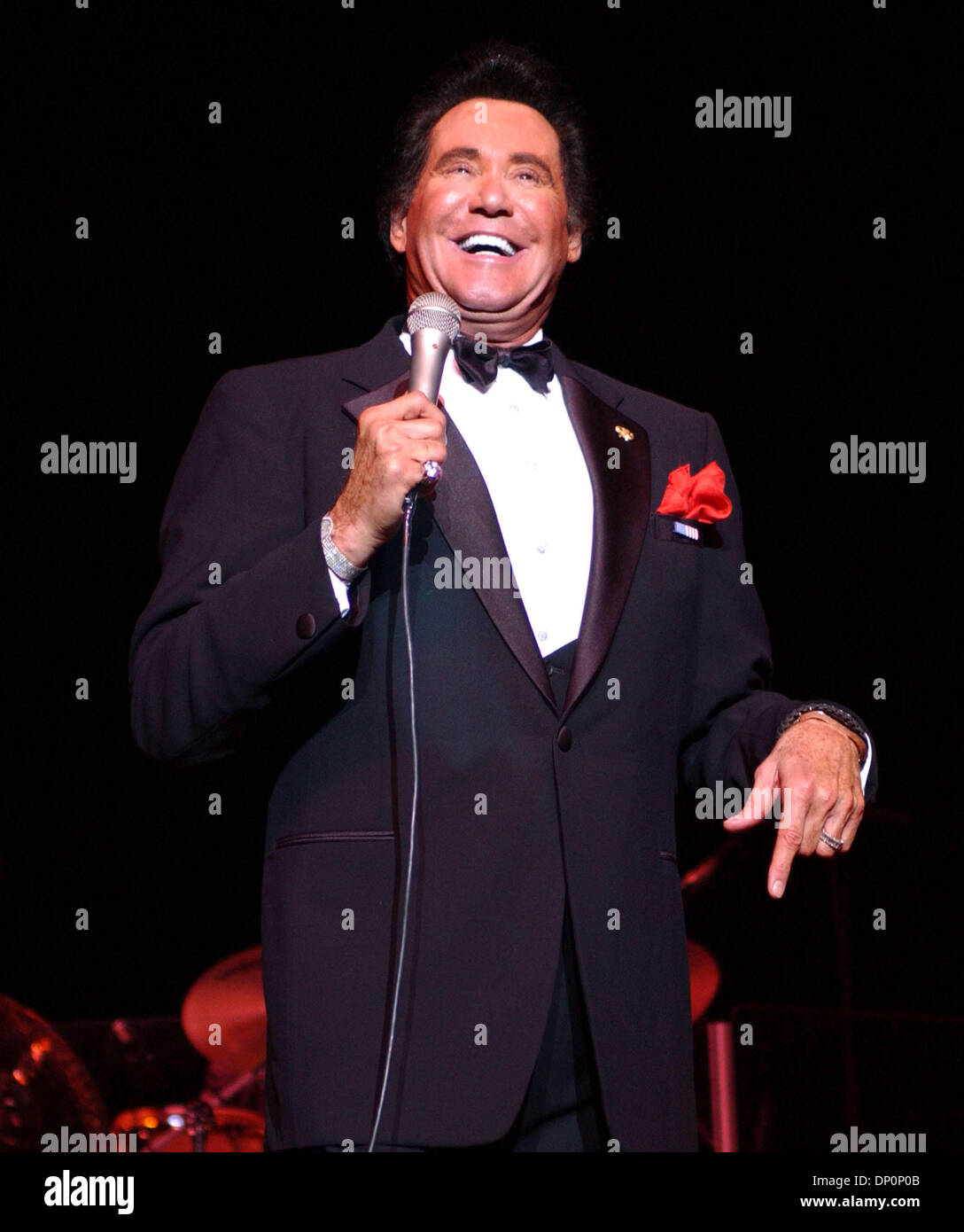 Mar 31, 2006; Fayetteville, NC, USA; Singer WAYNE NEWTON brings his Las ...