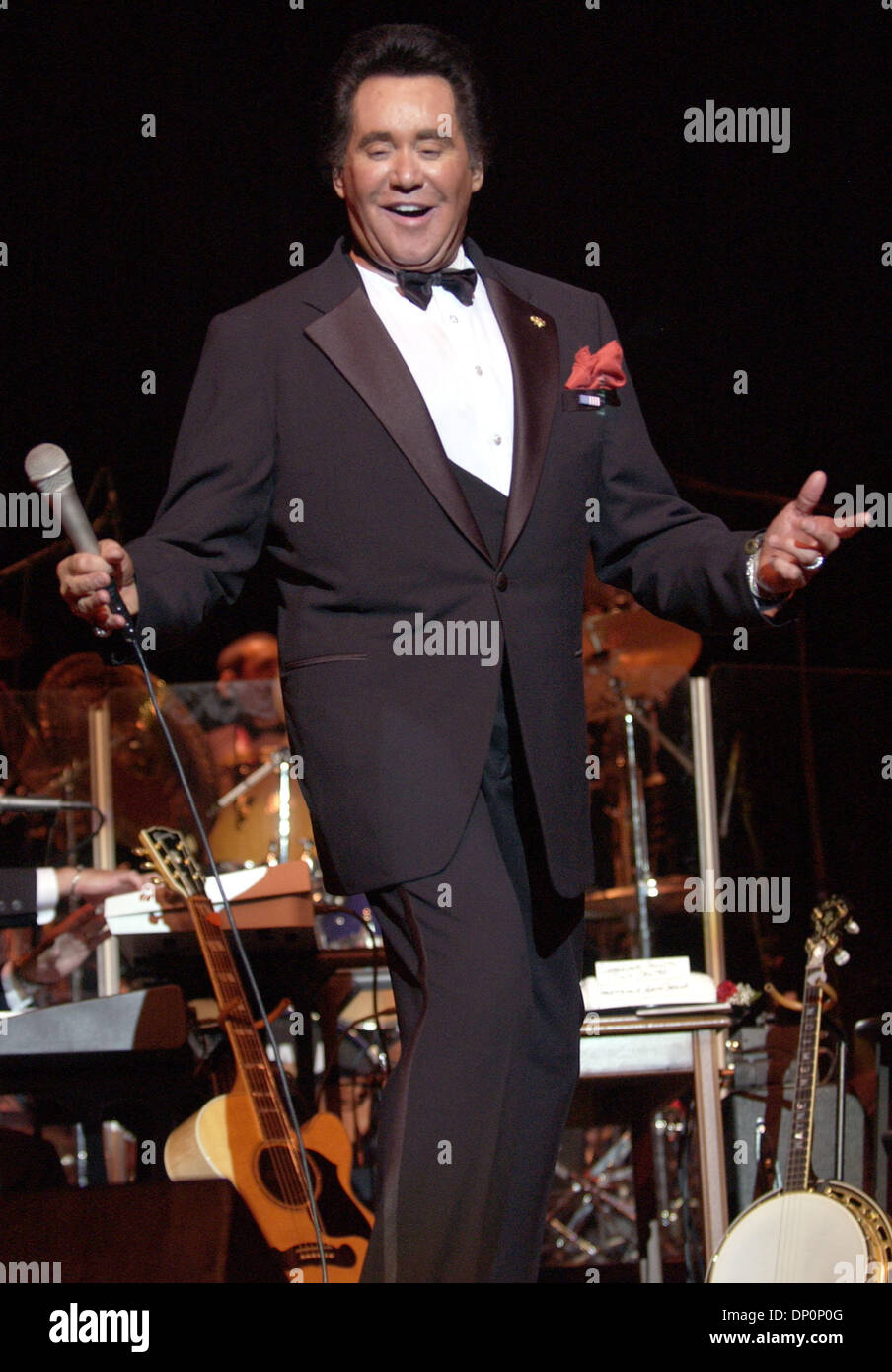 Mar 31, 2006; Fayetteville, NC, USA; Singer WAYNE NEWTON brings his Las ...