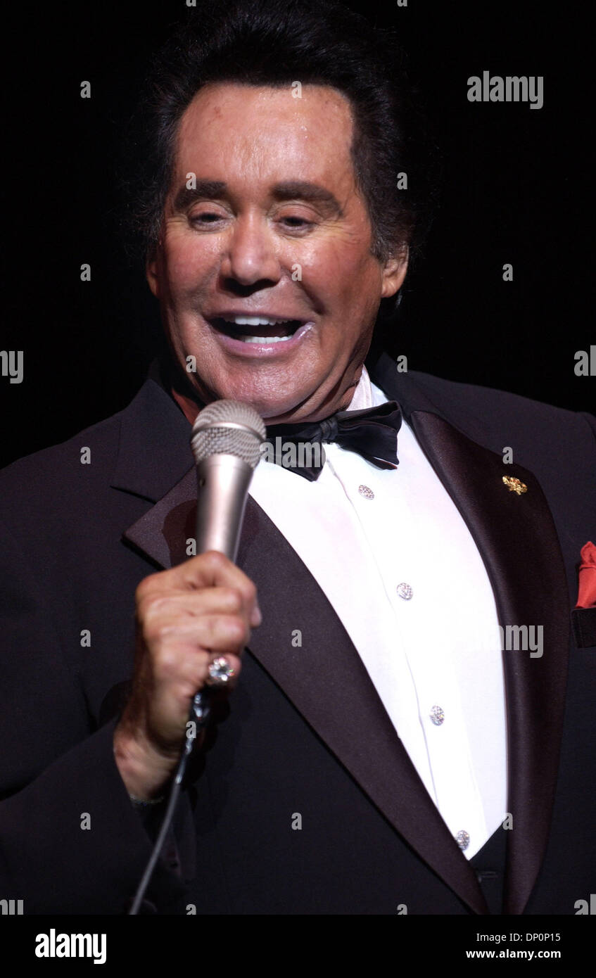 Mar 31, 2006; Fayetteville, NC, USA; Singer WAYNE NEWTON brings his Las ...