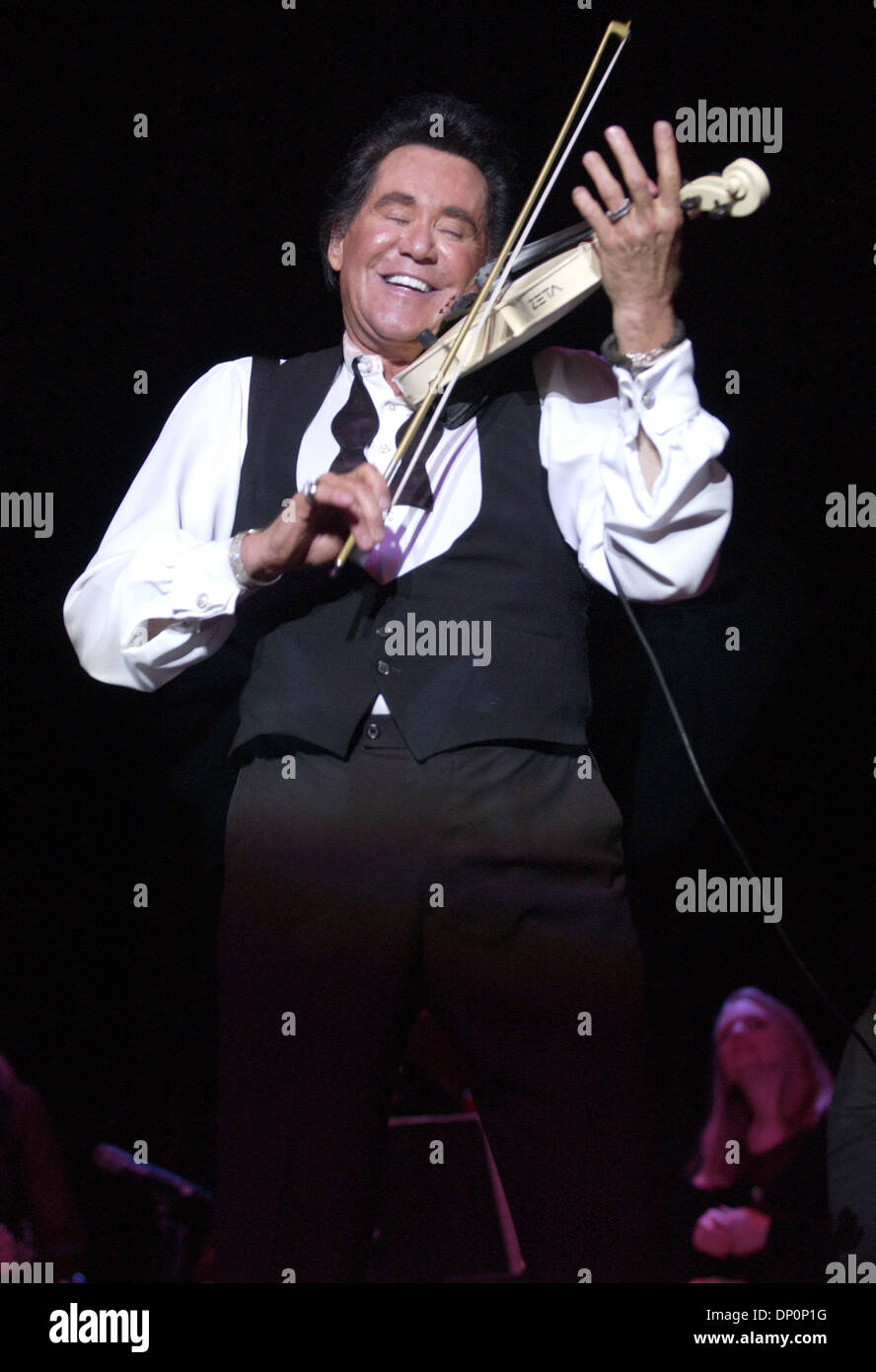Mar 31, 2006; Fayetteville, NC, USA; Singer WAYNE NEWTON brings his Las ...