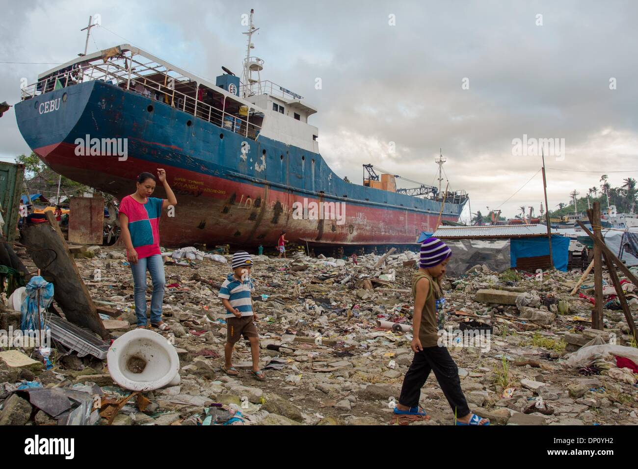 Tacloban City, Philippines. 5th Jan, 2014. A mother with his two child ...