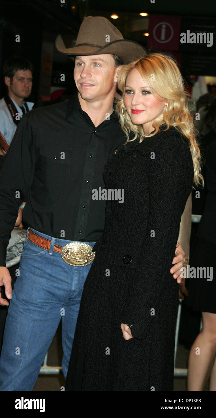 Apr 25, 2006; New York, NY, USA; Singer JEWEL and singer TOBY LIGHTMAN ...