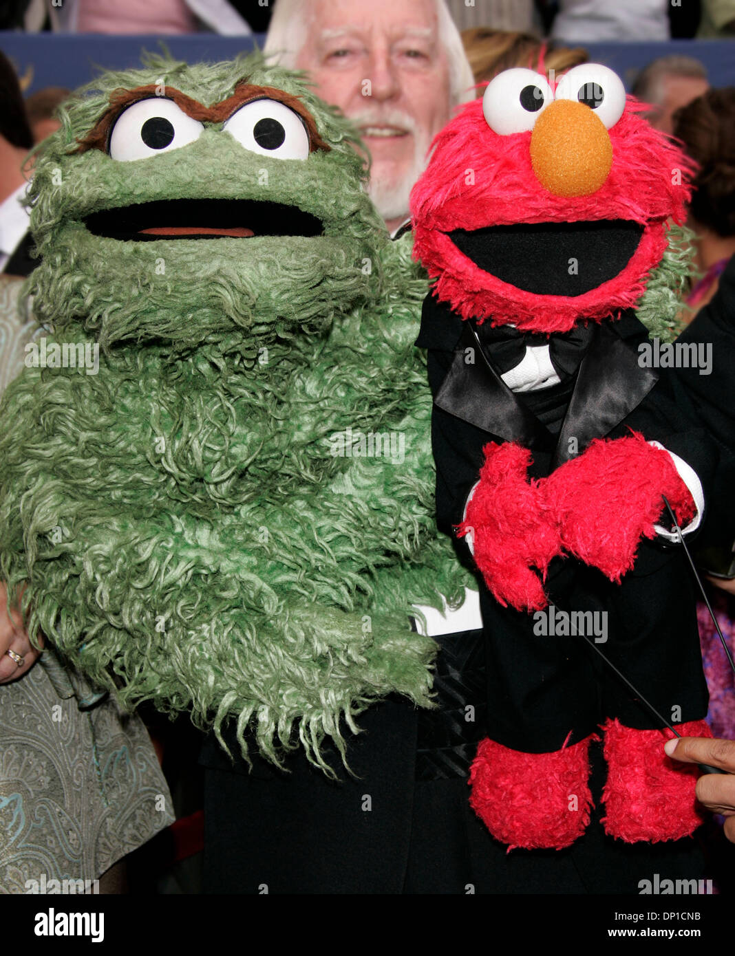Apr 28, 2006; Hollywood, CA, USA; OSCAR THE GROUGH & ELMO at the 2006 ...