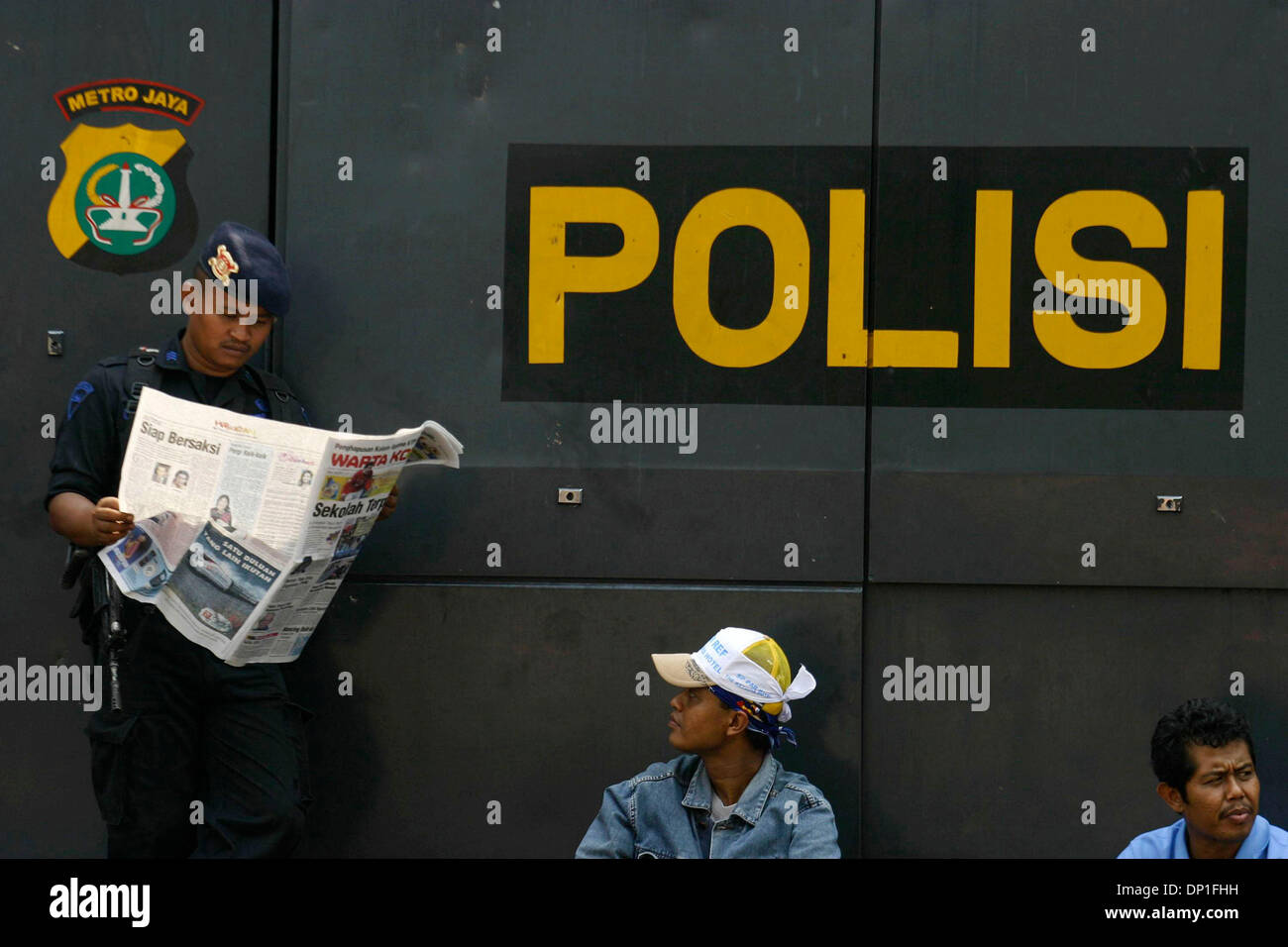 Leaning on police vehicle hi-res stock photography and images - Alamy
