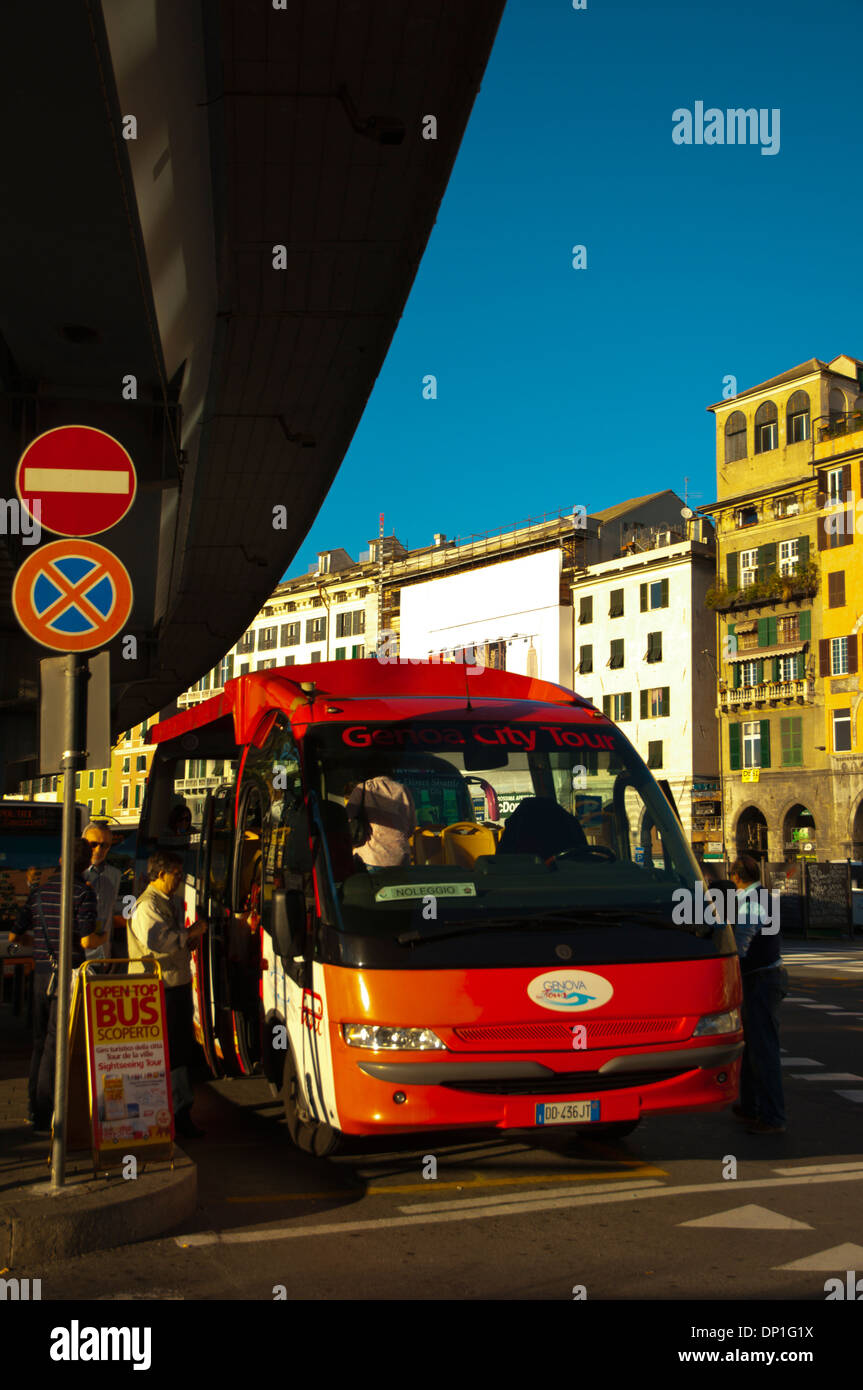 Bus stop and buildings hi-res stock photography and images - Alamy
