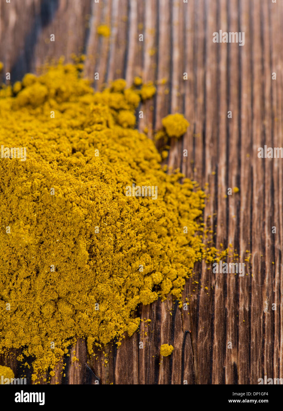 Heap of Curry Powder on dark brown wood Stock Photo - Alamy
