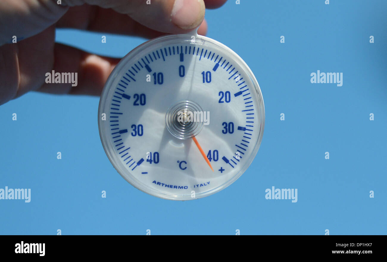 Auckland, New Zealand. 07th Jan, 2014. The temperature hits over 40 ...