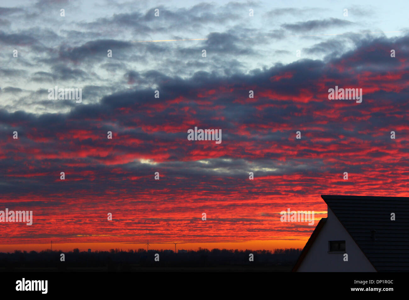 Burning house hi-res stock photography and images - Alamy