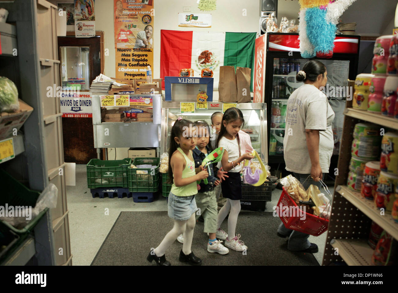Large hispanic family in the usa hi-res stock photography and images ...