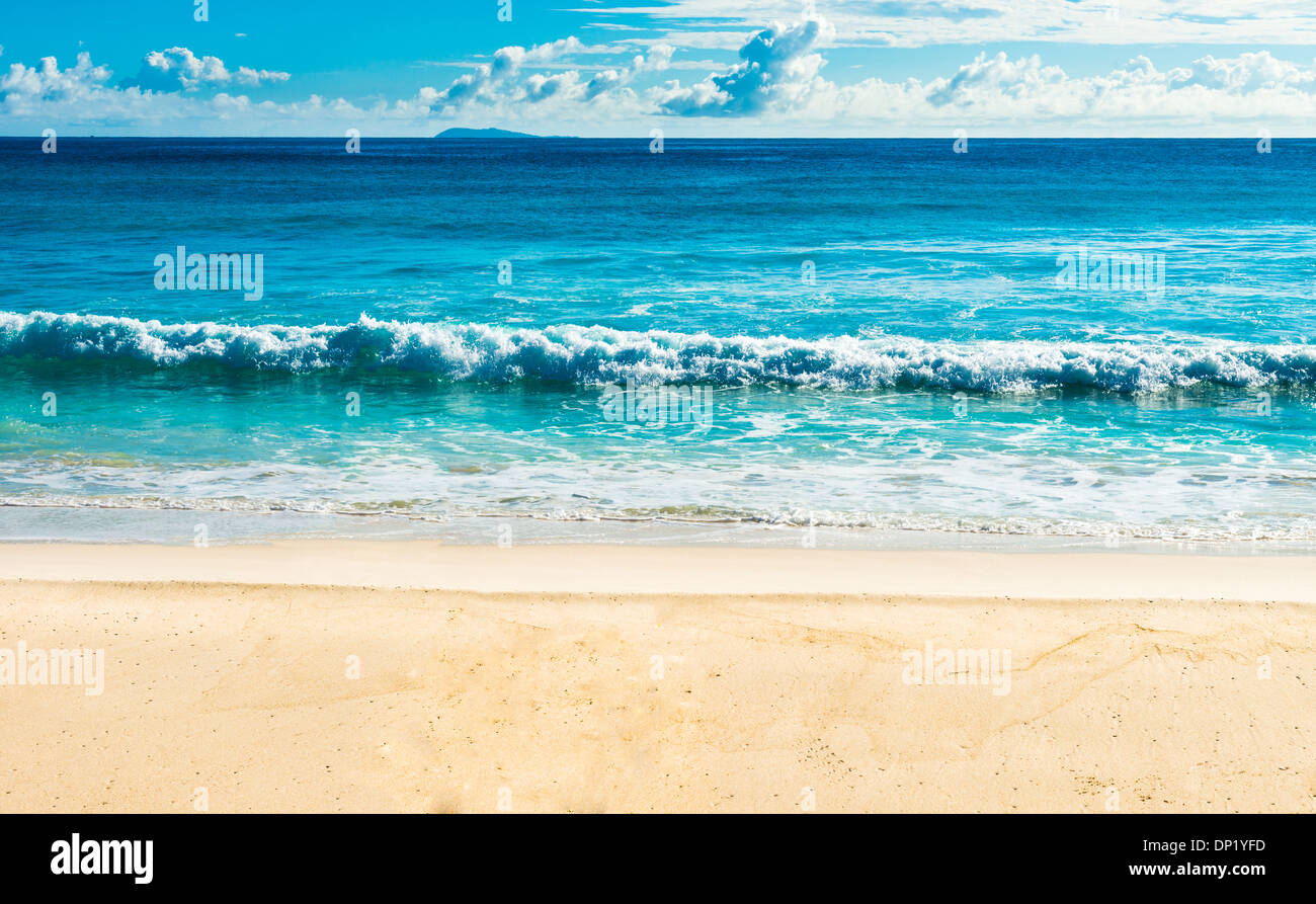 Approaching wave hi-res stock photography and images - Alamy