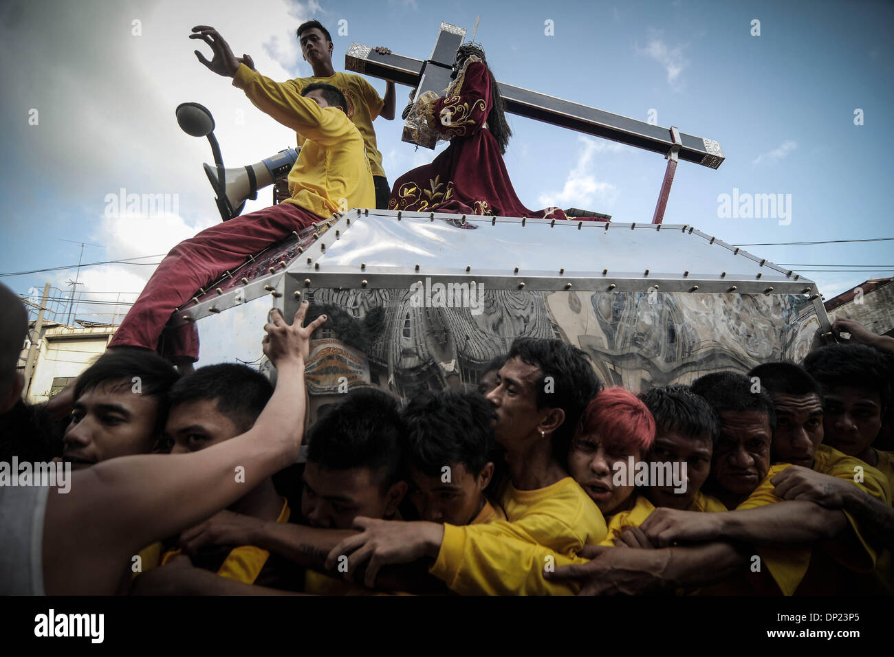 Manila, Philippines. 7th Jan, 2014. Devotees take part in the parade of ...