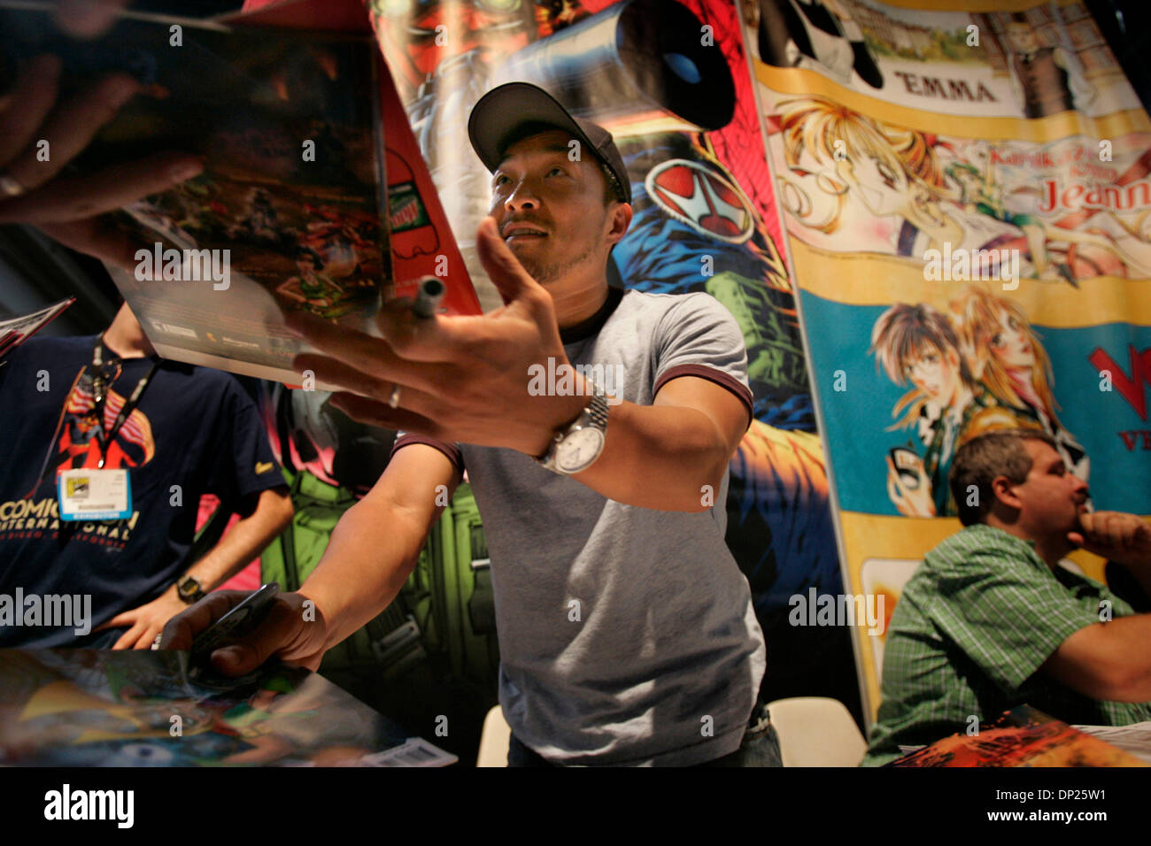 Jim lee signing hi-res stock photography and images - Alamy