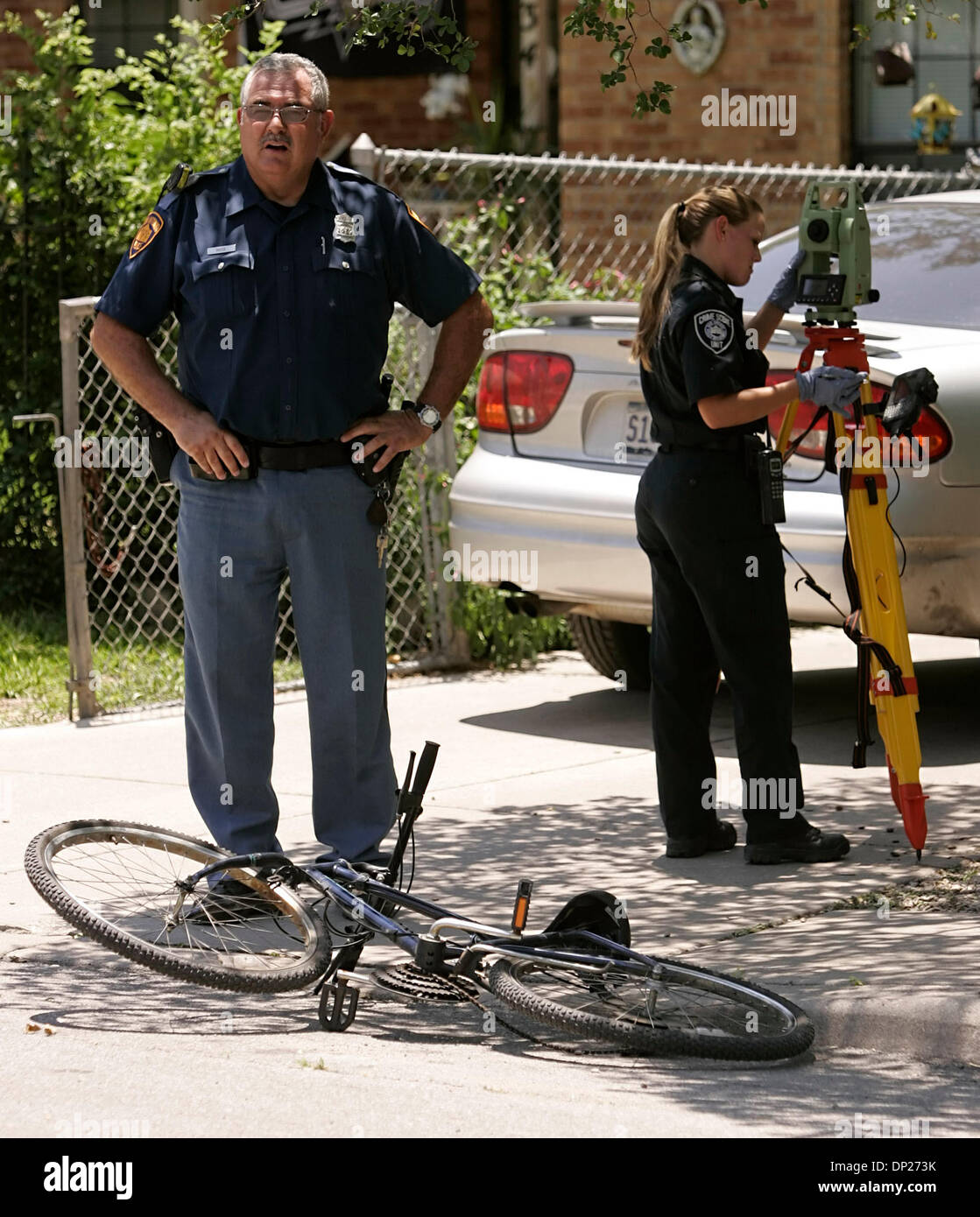 Police officer scuffle hi-res stock photography and images - Alamy