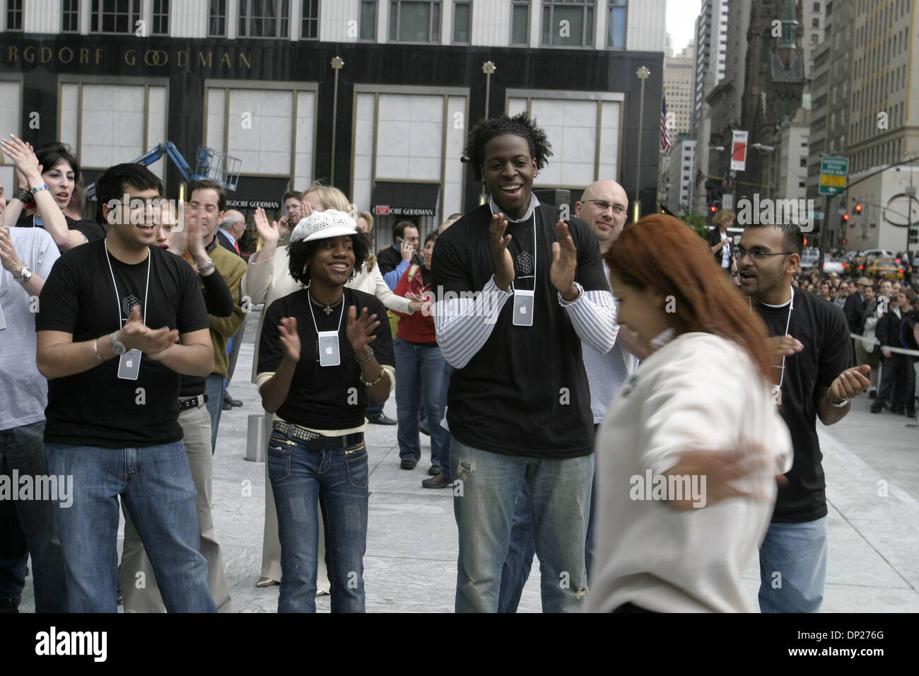May 19, 2006; New York, NY, USA; Customers stream into the new Apple ...
