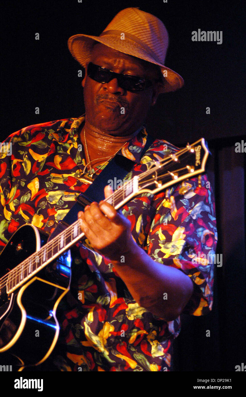 Taj mahal singer hi-res stock photography and images - Alamy