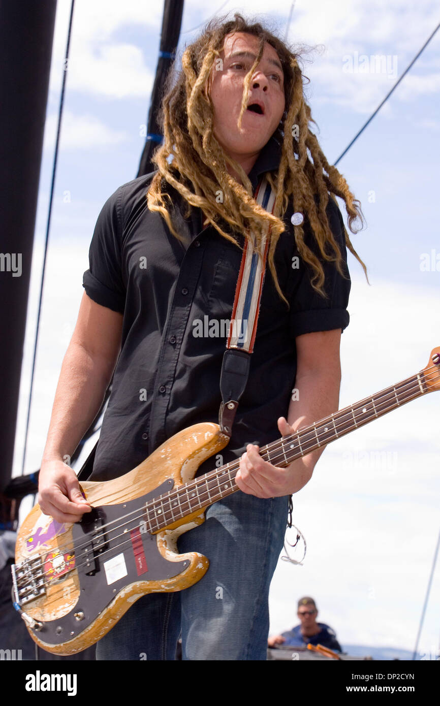 May 28, 2006; George, WA, USA; Brooklyn band NADA SURF rips up the main ...