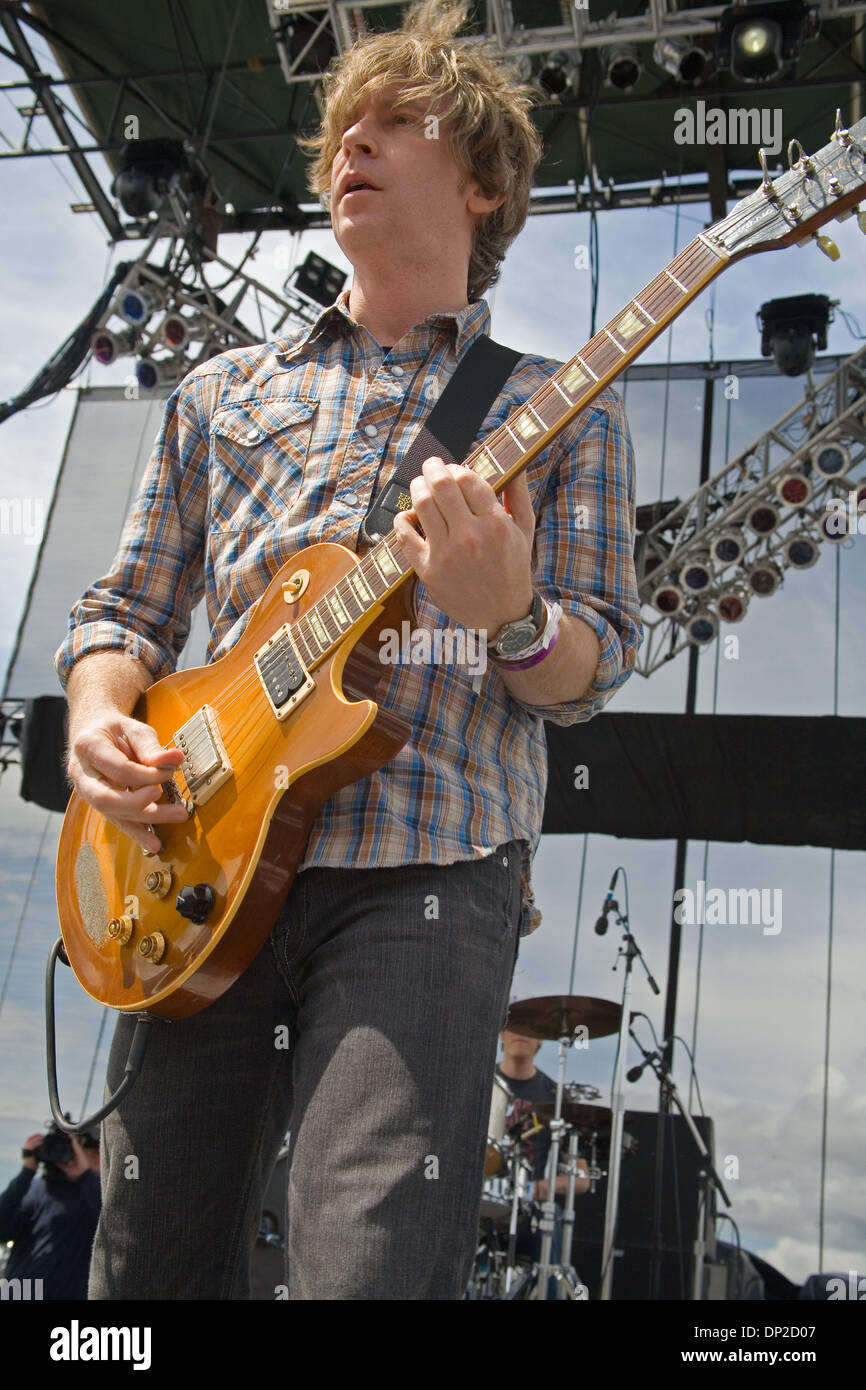 Nada surf guitar hi-res stock photography and images - Alamy
