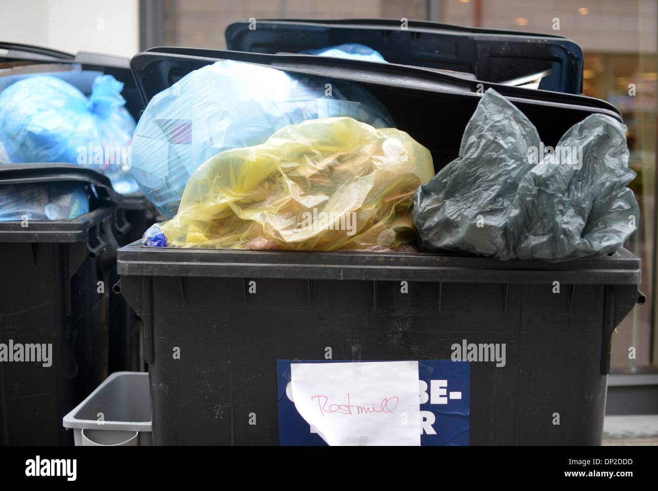 Papierentsorgung hi-res stock photography and images - Alamy