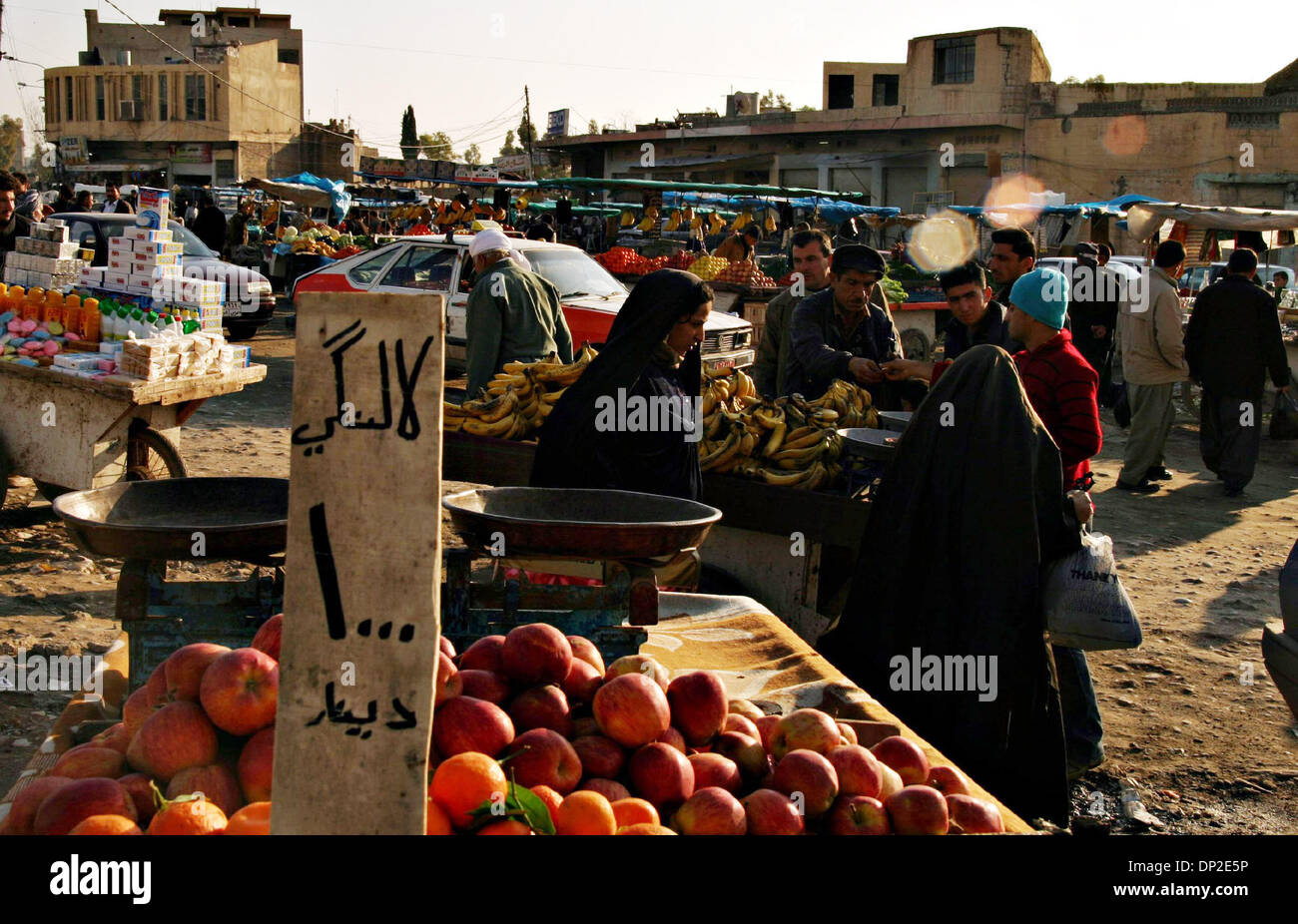 May 31, 2006; Arbil, Kurdistan, IRAQ; People trade at the market across ...