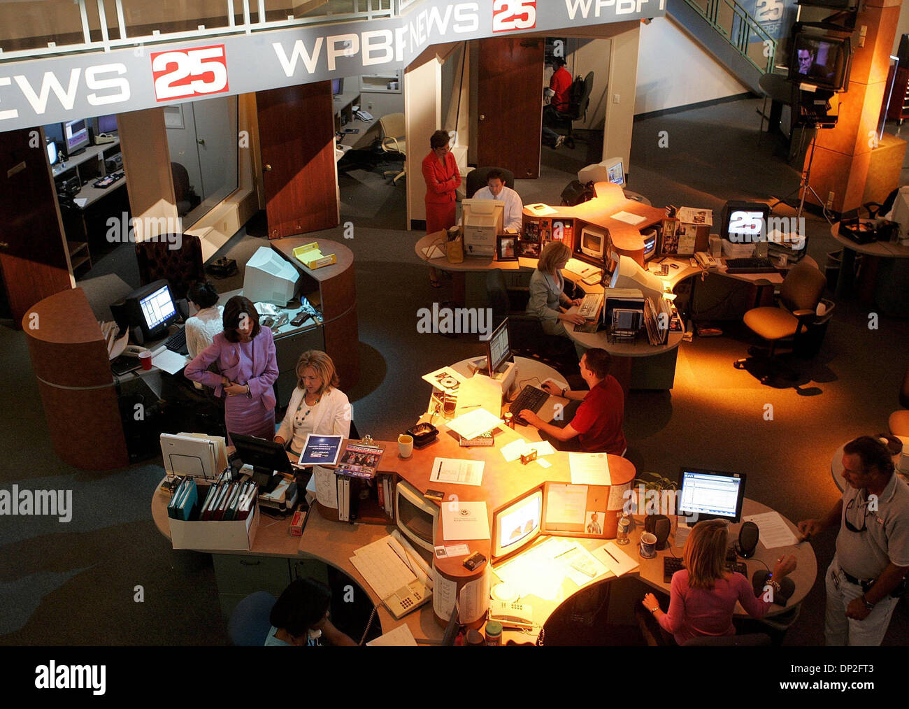 News anchors studio hi-res stock photography and images - Alamy