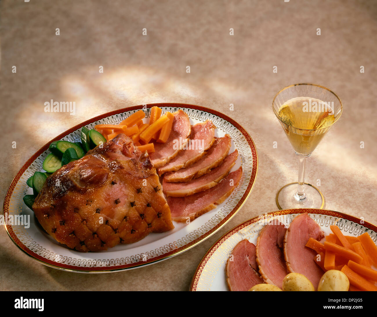 Baked ham cloves hi-res stock photography and images - Alamy