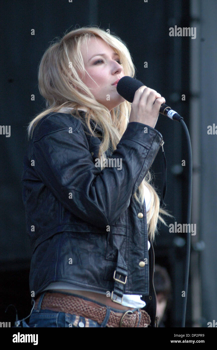 Jun 10, 2006; New York, NY, USA; Singer JEWEL performing live in ...