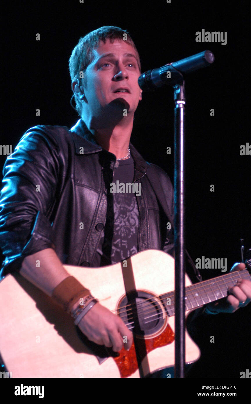 Jun 10, 2006; New York, NY, USA; Singer ROB THOMAS performing live in ...