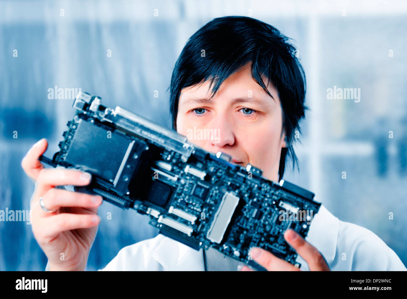 Electronics women hi-res stock photography and images - Alamy