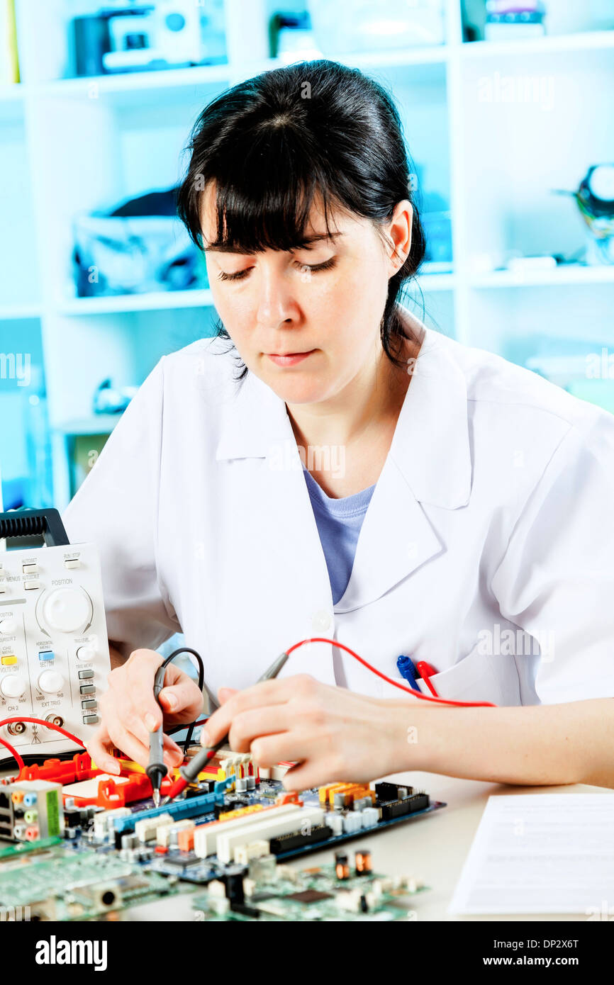 Electronics women hi-res stock photography and images - Alamy
