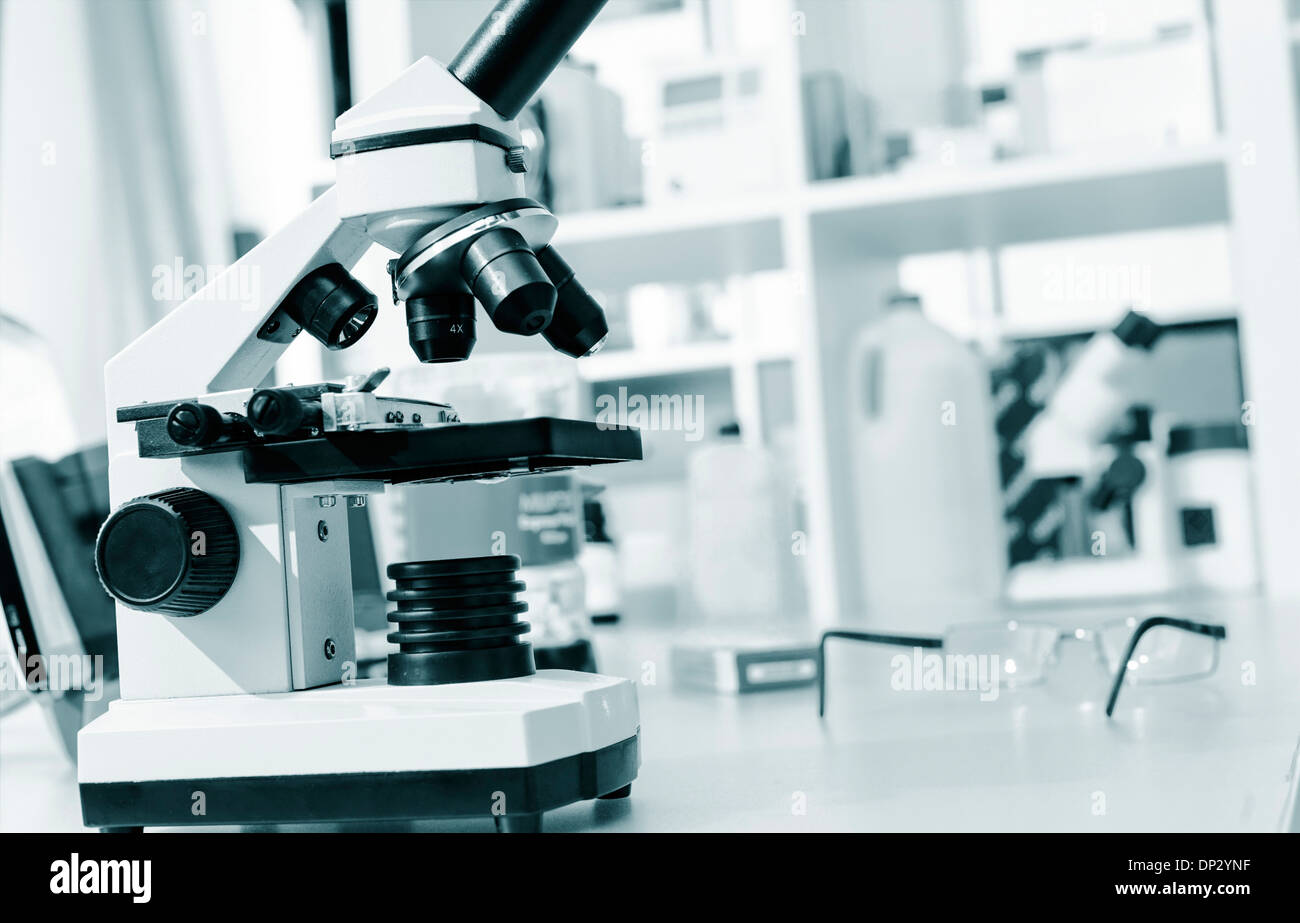 Black microscope hi-res stock photography and images - Alamy