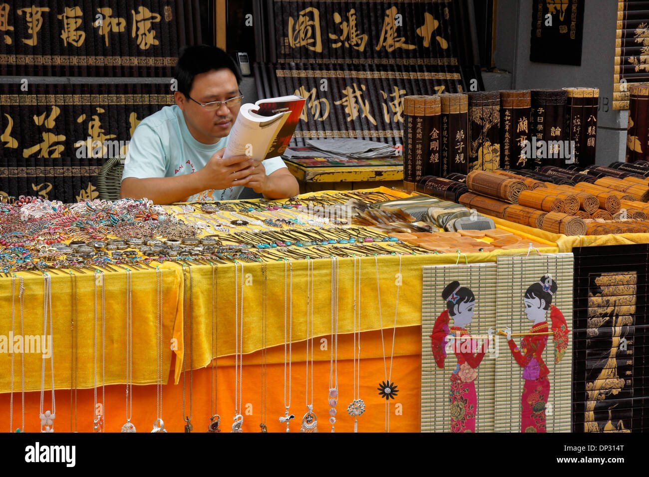 Street vendor selling handicrafts, Yangshuo, Guangxi, China Stock Photo ...