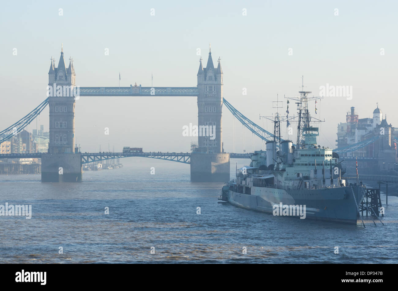 London mist fog morning tower tower bridge hi-res stock photography and ...