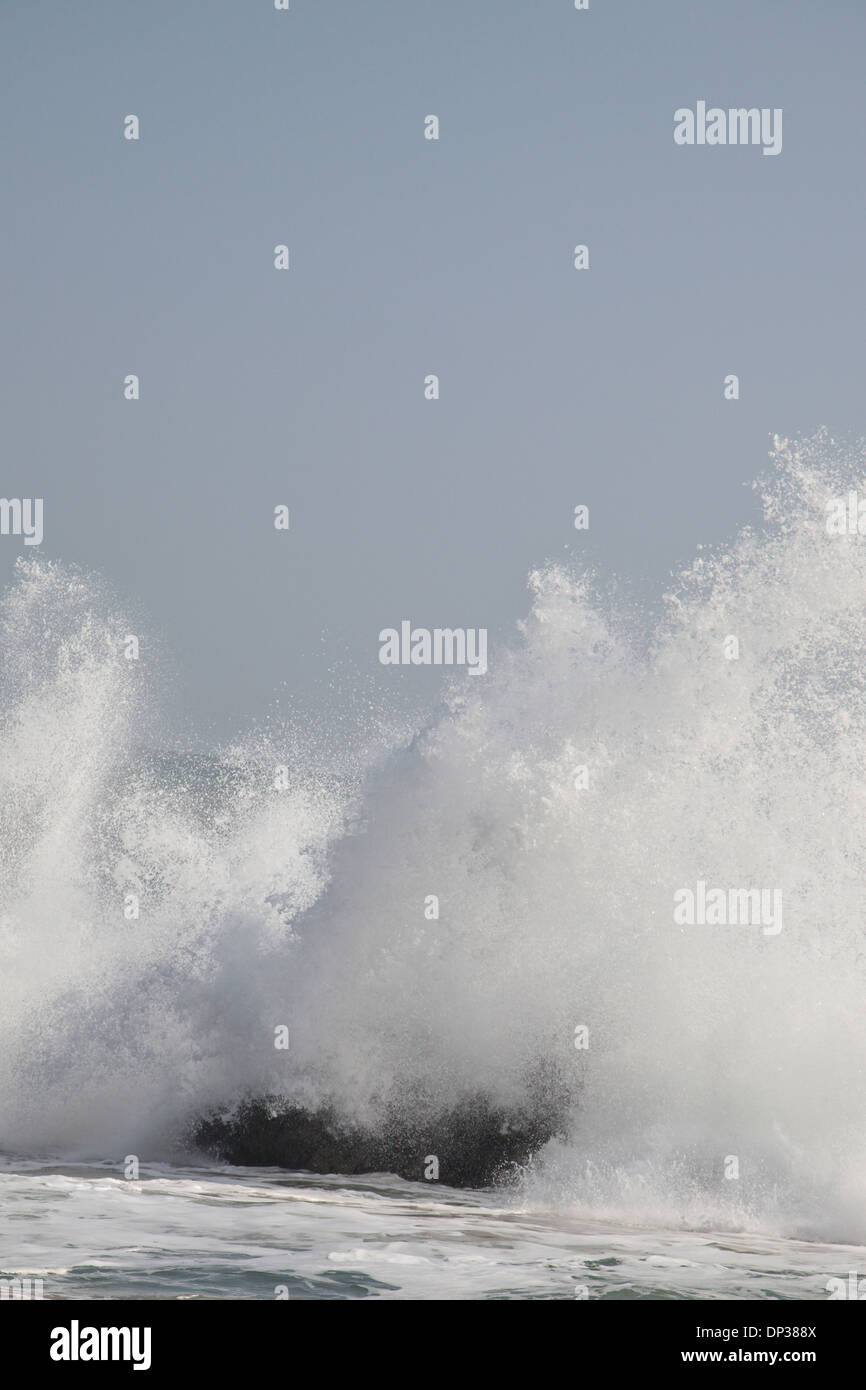 Cornwall coast crashing waves hi-res stock photography and images - Alamy