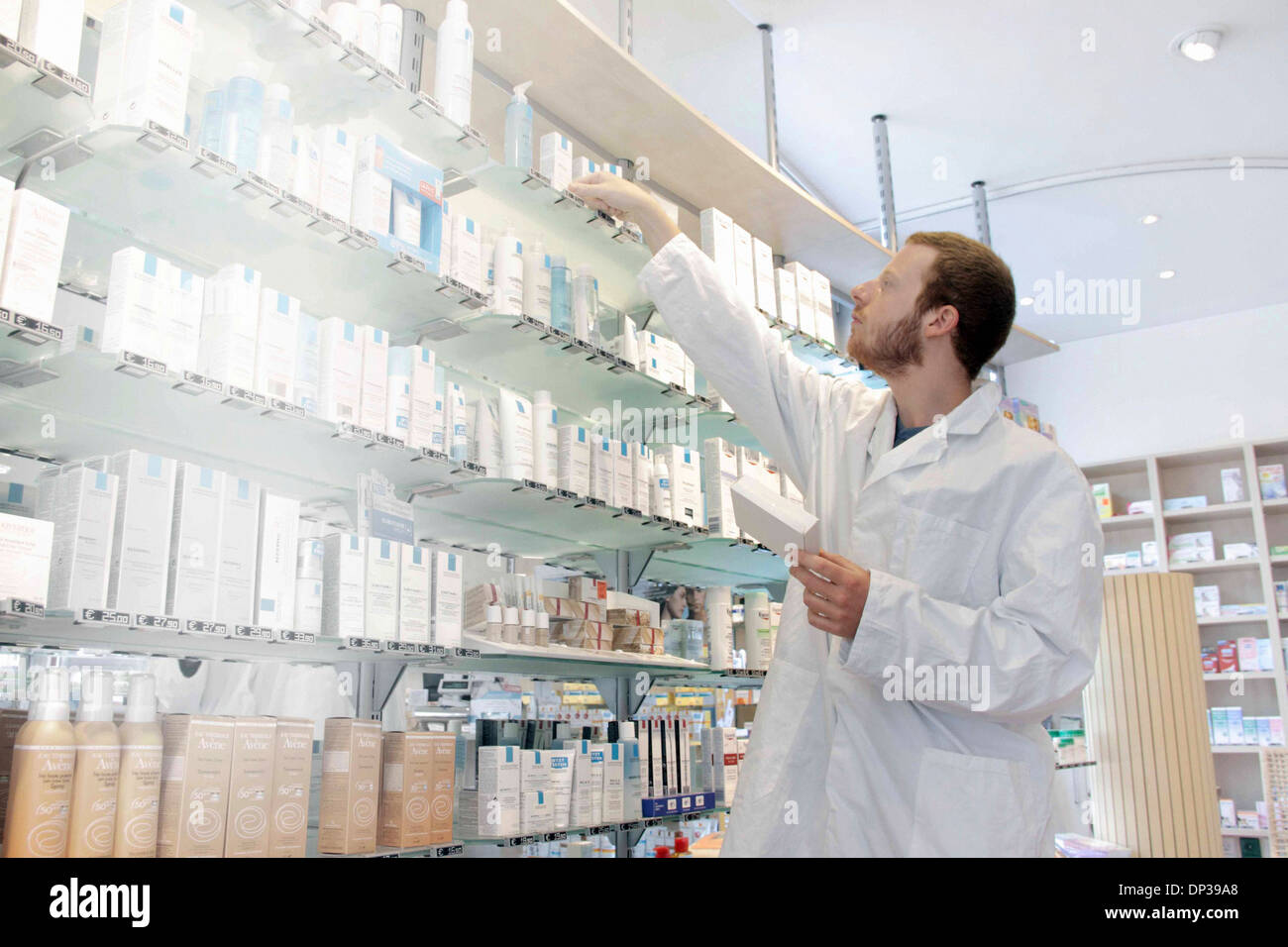 Pharmacist view hi-res stock photography and images - Alamy
