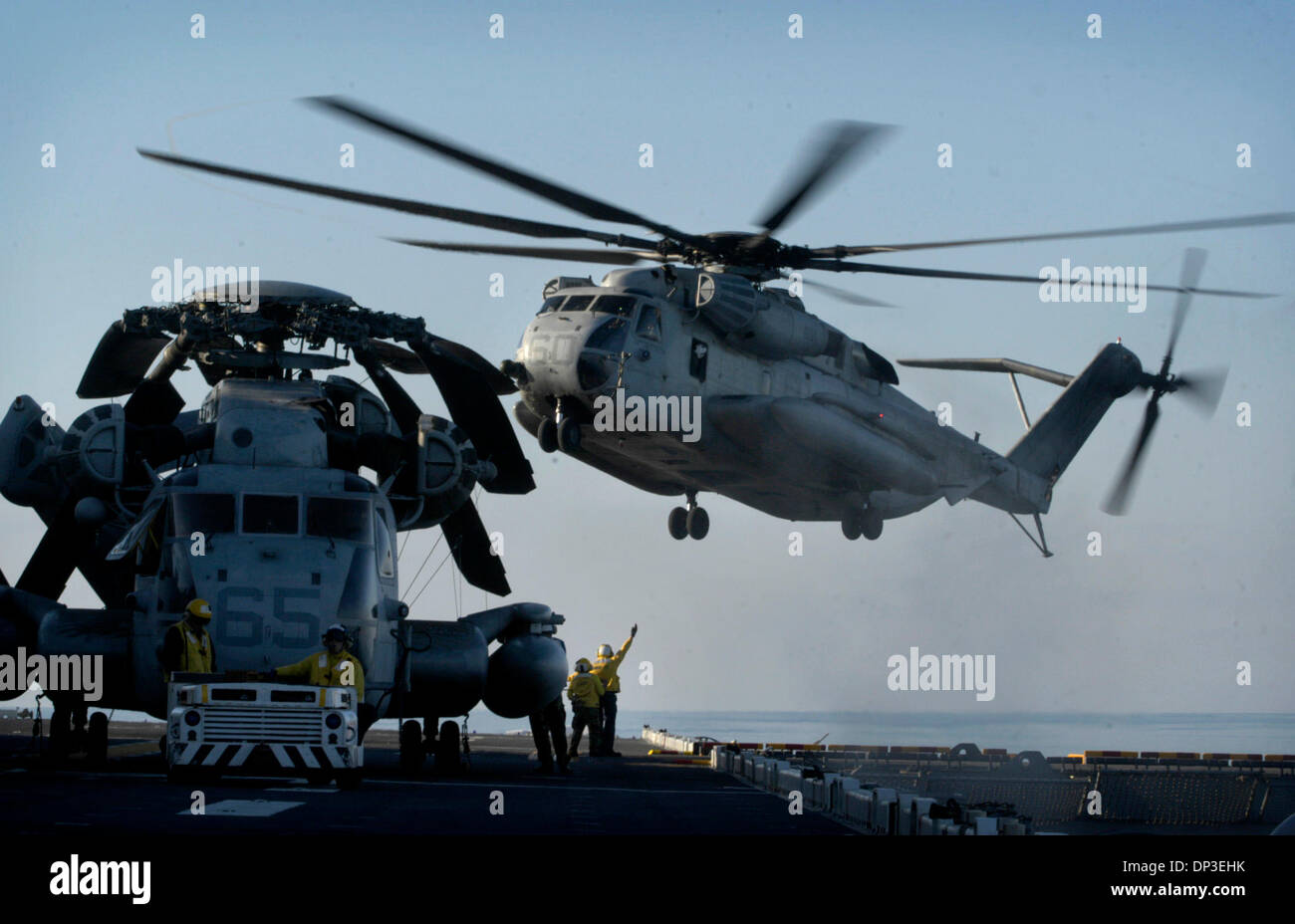 Flight deck crew hi-res stock photography and images - Alamy