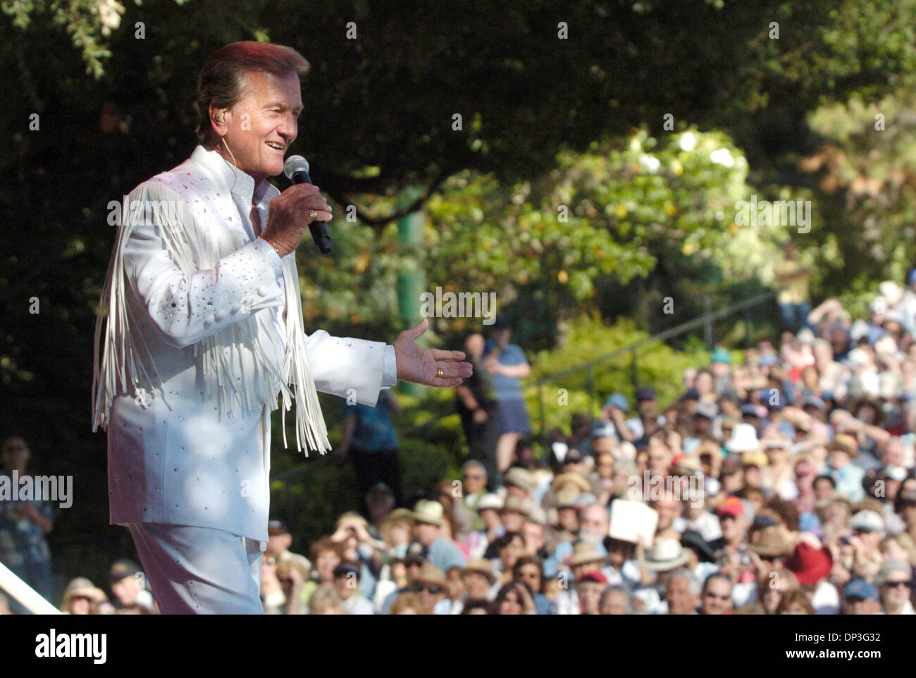 Pat boone on stage photo hi-res stock photography and images - Alamy