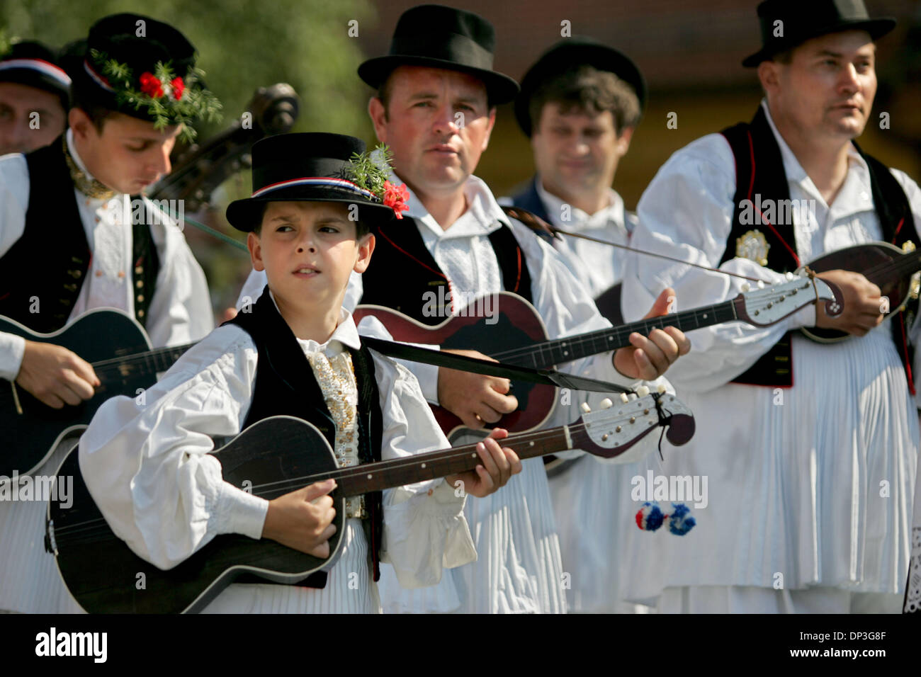 Singing groups hi-res stock photography and images - Alamy